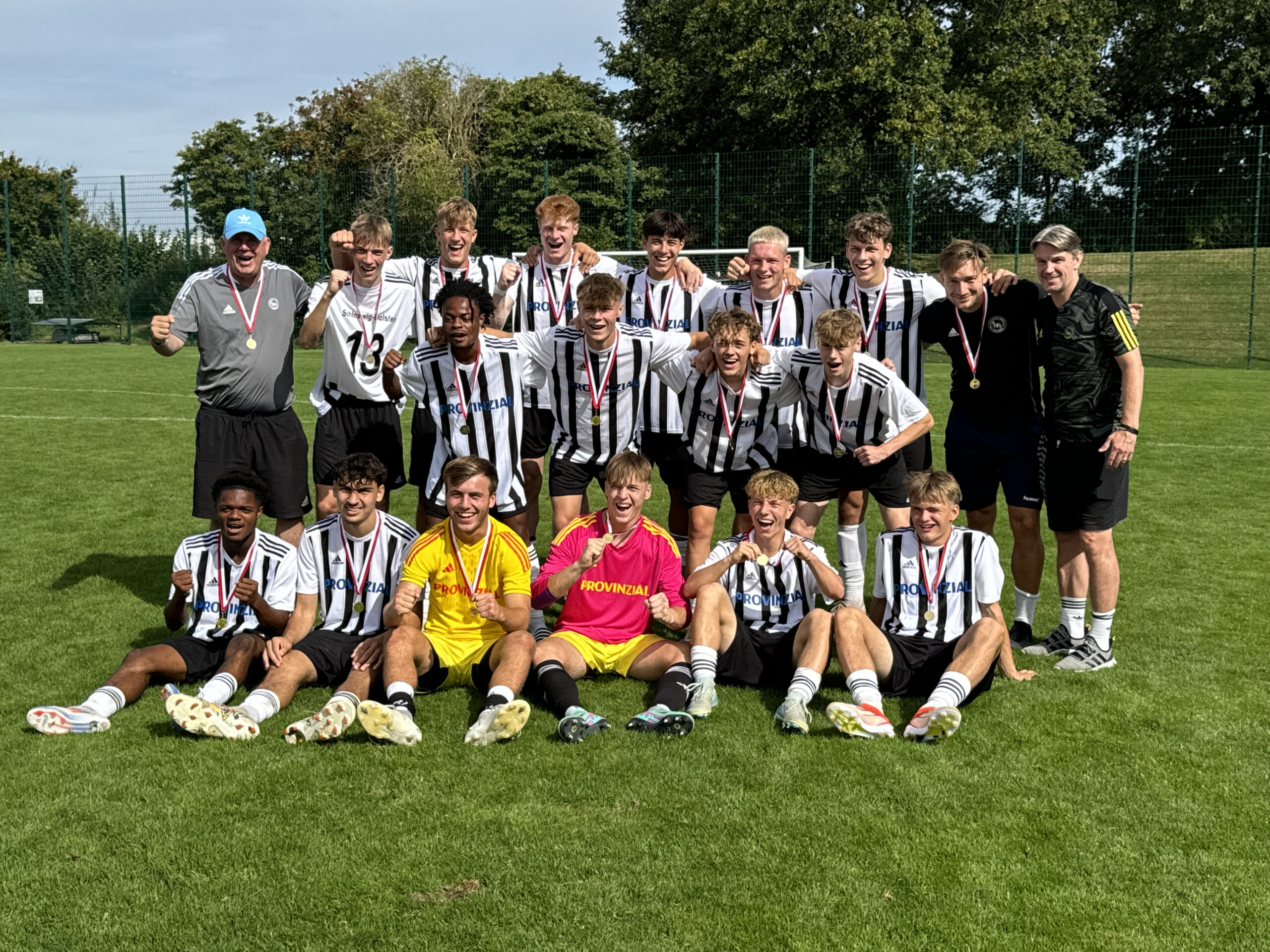 SHFV-Auswahl triumphiert beim U18-NFV-Länderpokal - shfv-kiel.de